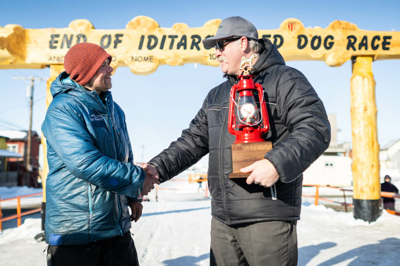 Rookie Ebbe Pedersen receives the Lynden Red Lantern Award – Iditarod